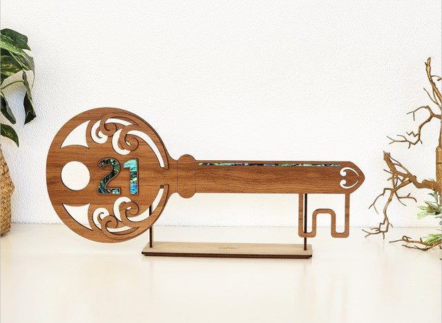 NZ Made 21 st Frond Key – gecko in the village