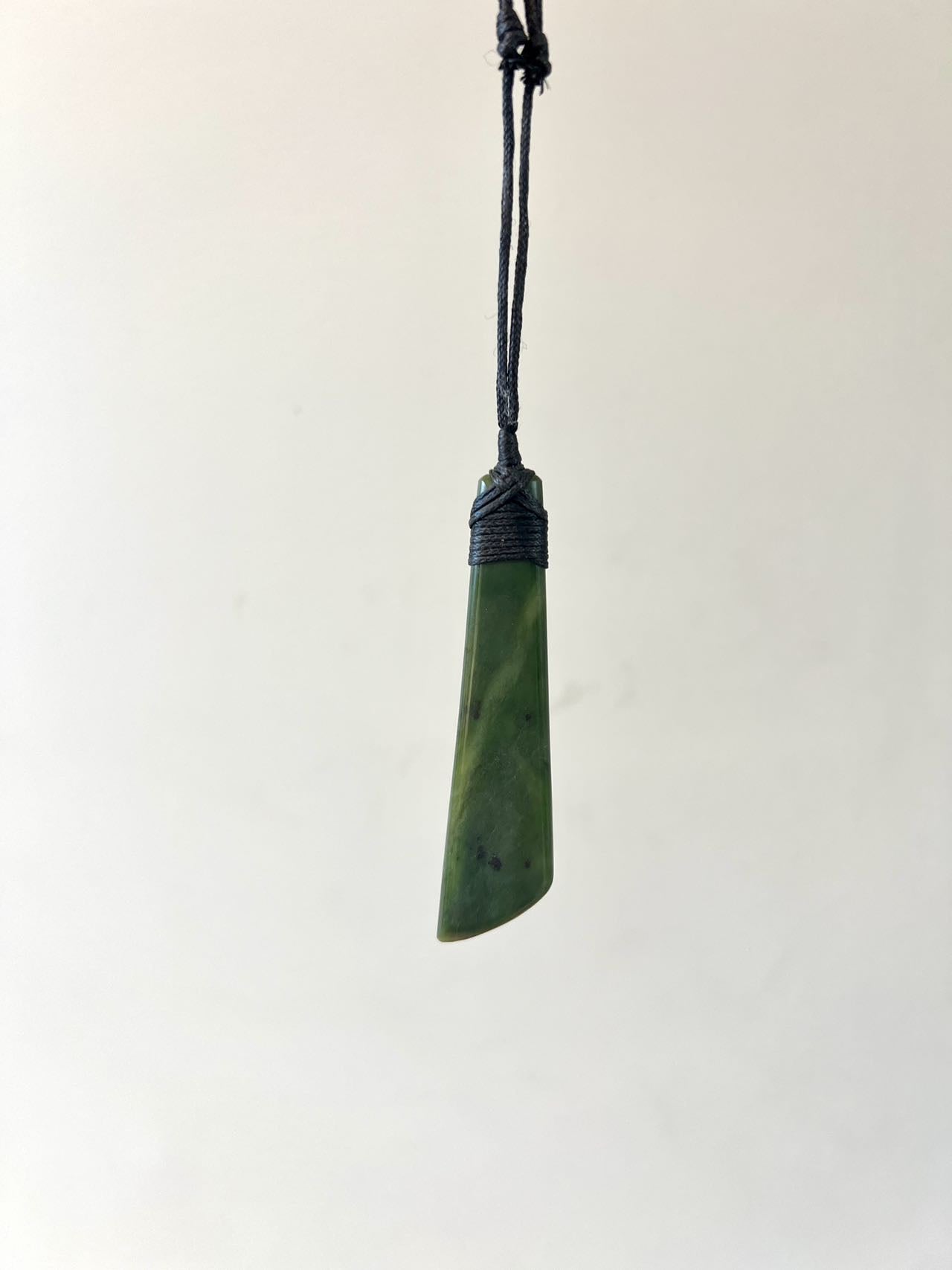 Greenstone / Pounamu Pendant Kawakawa Toki 88mm – gecko in the village