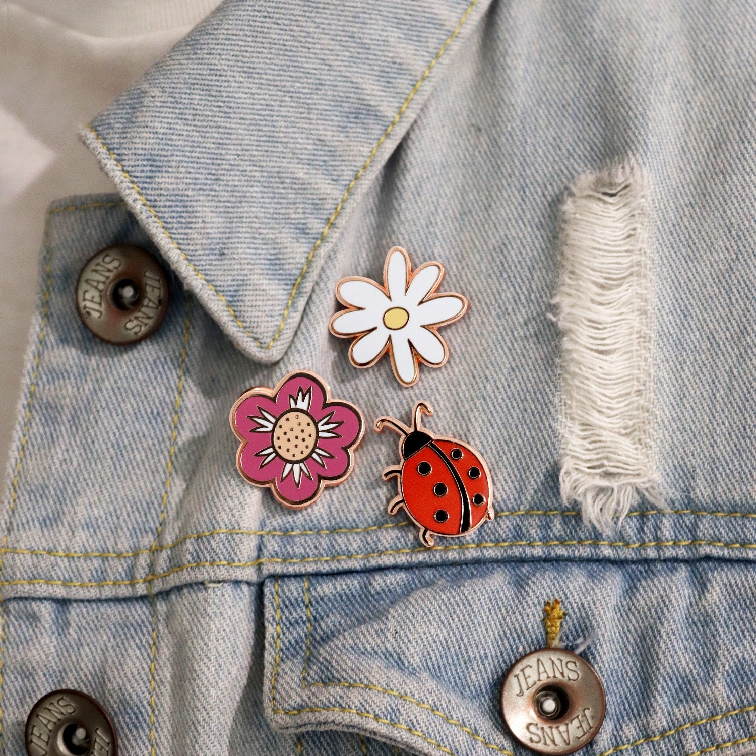 Splosh Keepsake Pin – gecko in the village