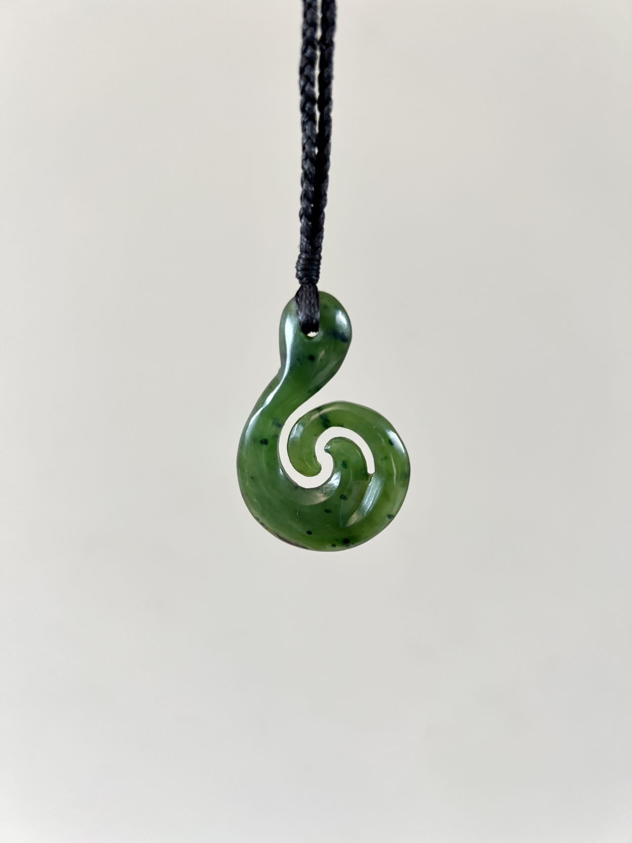 Greenstone / Pounamu Pendant Koru Wave – gecko in the village