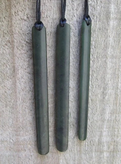 Greenstone FreeForm Drop Pendant 81-100mm – gecko in the village